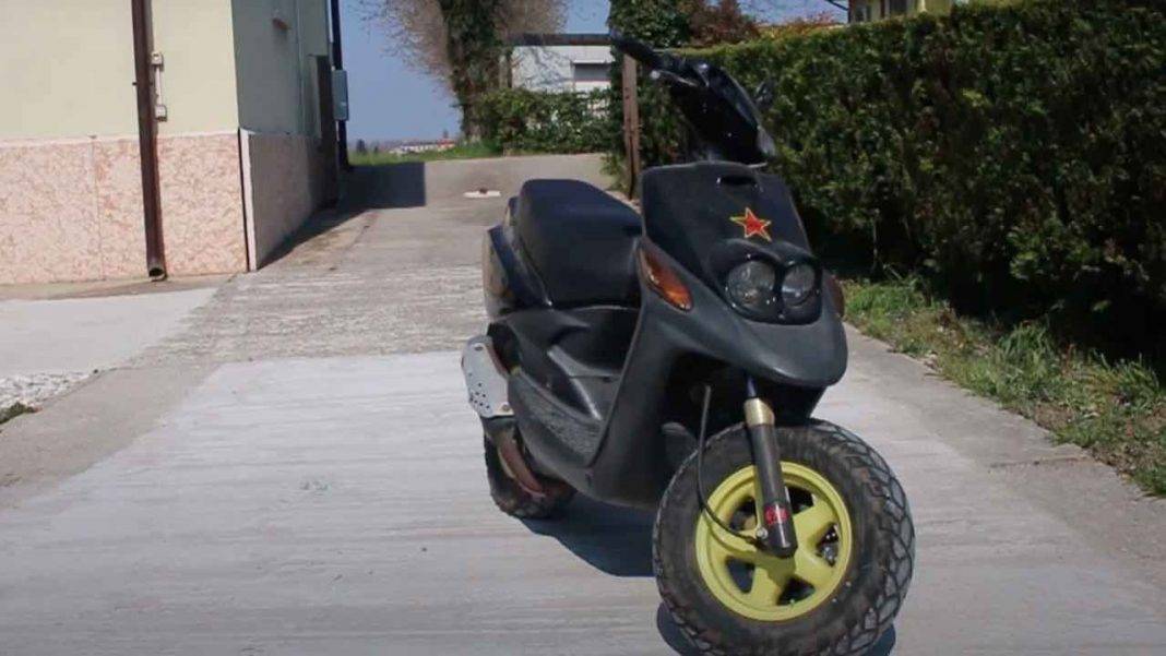 Booster, l’iconico scooter anni ‘90 diventa elettrico: tutti i dettagli