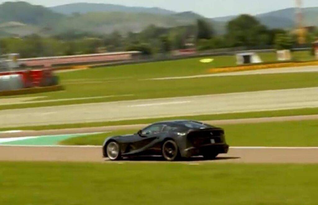 Ferrari 812 GTO, il nuovo V12 sfreccia a Fiorano: sound unico - Video