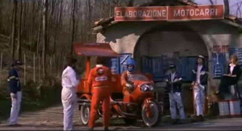 Renato Pozzetto, la mitica scena con il Motocarro elaborato - Video