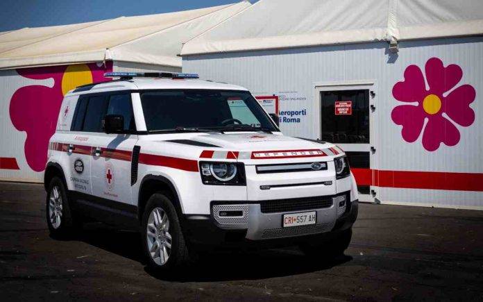 Land Rover, la Defender a servizio della Croce Rossa: la collaborazione
