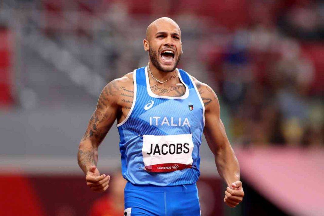 Marcell Jacobs, che potenza: insegue un'auto in allenamento, il video